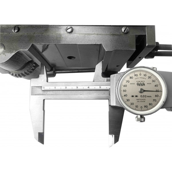 Lever - operated cutting-off carriage